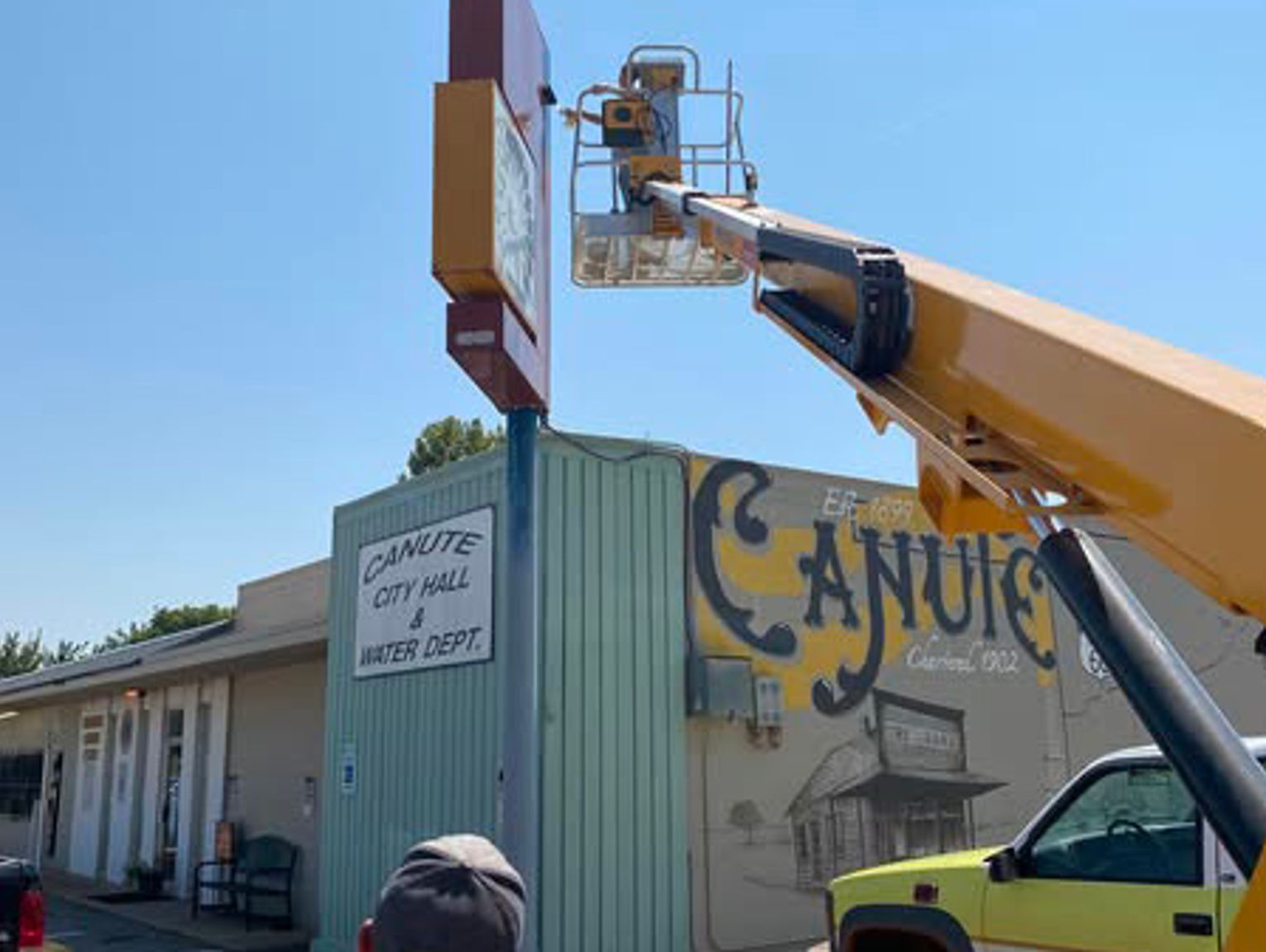 Big thanks to Painter Paula McRee for painting the Canute city hall ...